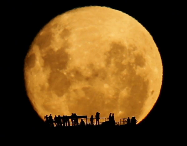 Mark Gee’s Full Moon Silhouettes – Photoxels